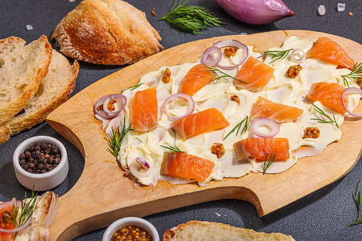 Tren Makanan Butter Board Dengan Topping Salmon Bawang Merah Dan