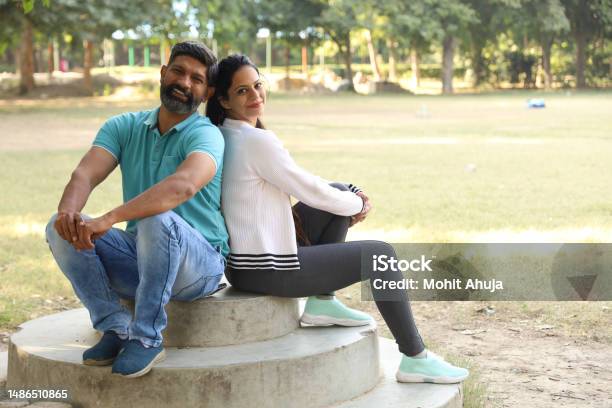 Pasangan India Yang Bahagia Duduk Di Taman Foto Stok - Unduh Gambar ... Pasangan India Yang Bahagia Duduk Di Taman Foto Stok - Unduh Gambar ...