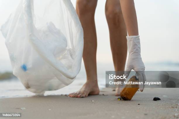 Hemat Air Relawan Memungut Sampah Di Pantai Dan Botol Plastik Sulit