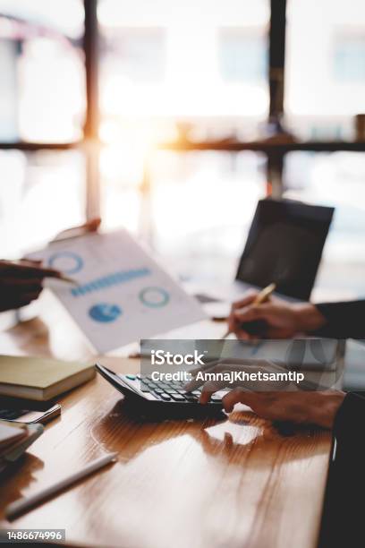 Pertemuan Tim Bisnis Dan Menggunakan Kalkulator Untuk Menghitung