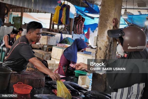 Transaksi Di Pasar Tranditional Foto Stok Unduh Gambar Sekarang
