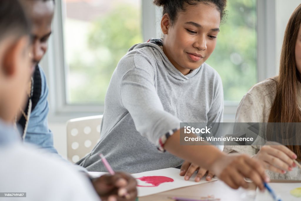 Kelompok Keragaman Siswa Menggambar Dan Melukis Di Kelas Seni Dengan ... Kelompok Keragaman Siswa Menggambar Dan Melukis Di Kelas Seni Dengan ...