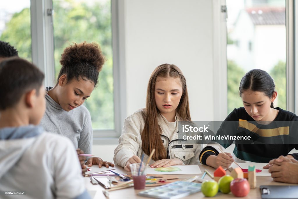 Kelompok Keragaman Siswa Menggambar Dan Melukis Di Kelas Seni Dengan ... Kelompok Keragaman Siswa Menggambar Dan Melukis Di Kelas Seni Dengan ...