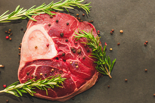 Sepotong Daging Segar Steak Daging Sapi Besar Di Tulang Ossobuco Dengan