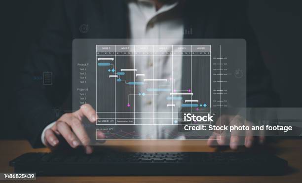 Pebisnis Berjas Menggunakan Tablet Digital Untuk Mengakses Data Dan ... Pebisnis Berjas Menggunakan Tablet Digital Untuk Mengakses Data Dan ...