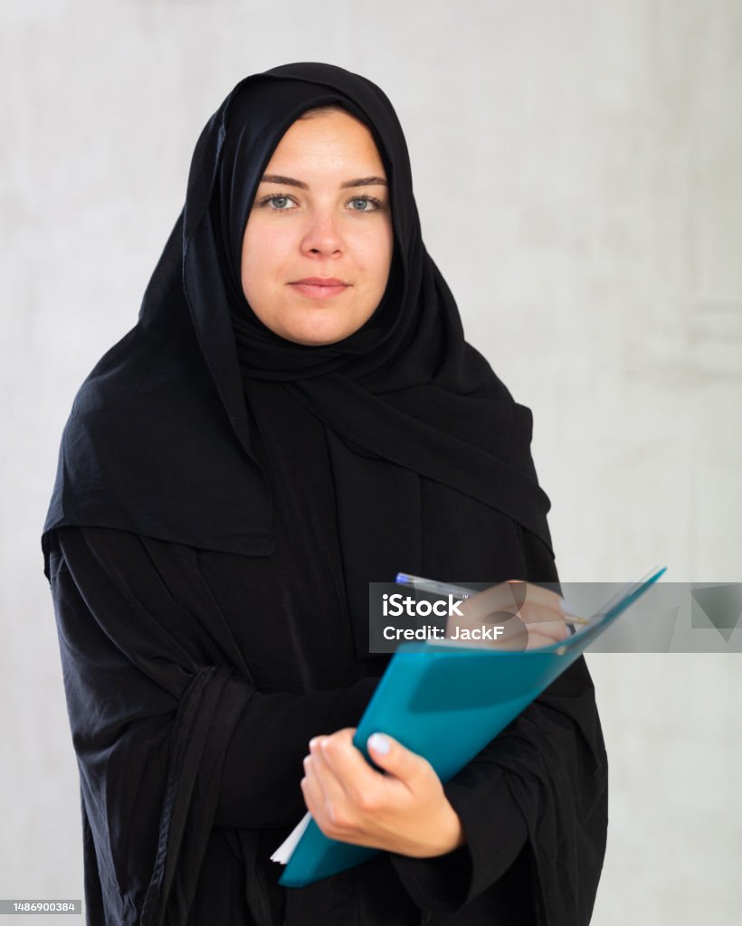 Gadis Berjilbab Yang Tak Tergoyahkan Memegang Beberapa Buku Catatan Dan Menulis Catatan Penting 7875