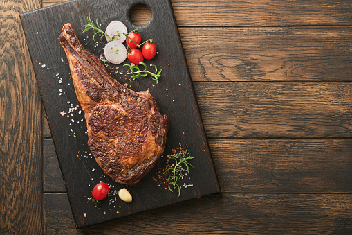 Steak Tomahawk Irisan Steak Daging Sapi Tomahawk Panggang Dengan Tomat