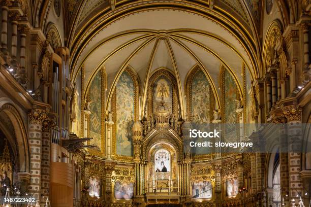 Pemandangan Interior Biara Benediktin Yang Spektakuler Dari Holy Mary ... Pemandangan Interior Biara Benediktin Yang Spektakuler Dari Holy Mary ...