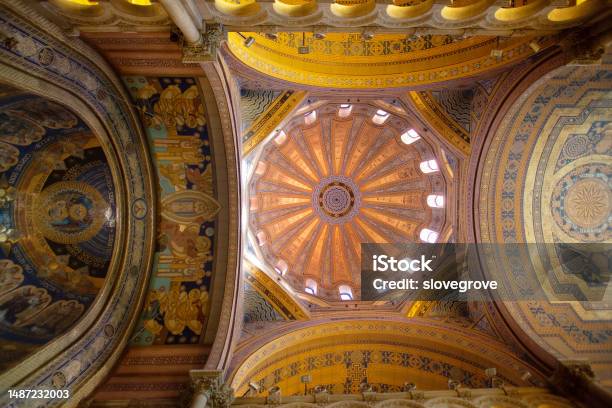 Pemandangan Interior Biara Benediktin Yang Spektakuler Dari Holy Mary ... Pemandangan Interior Biara Benediktin Yang Spektakuler Dari Holy Mary ...