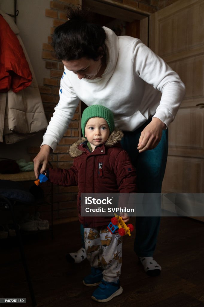Photo Libre De Droit De La Mère Habille Son Fils Pour Une Promenade