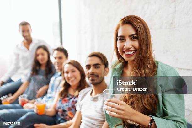Kelompok Teman Multietnis Menikmati Pesta Dan Perayaan Di Rumah Foto ... Kelompok Teman Multietnis Menikmati Pesta Dan Perayaan Di Rumah Foto ...