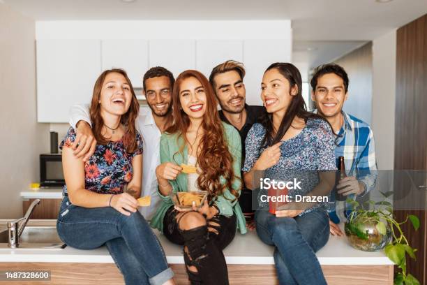 Kelompok Teman Multietnis Menikmati Pesta Dan Perayaan Di Rumah Foto ... Kelompok Teman Multietnis Menikmati Pesta Dan Perayaan Di Rumah Foto ...