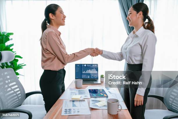 Dua Pengusaha Wanita Asia Berjabat Tangan Di Kantor Modern Dengan ... Dua Pengusaha Wanita Asia Berjabat Tangan Di Kantor Modern Dengan ...