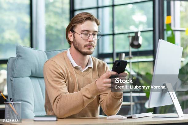 Seorang Freelancer Muda Programmer Bekerja Dari Rumah Duduk Di Meja Dan