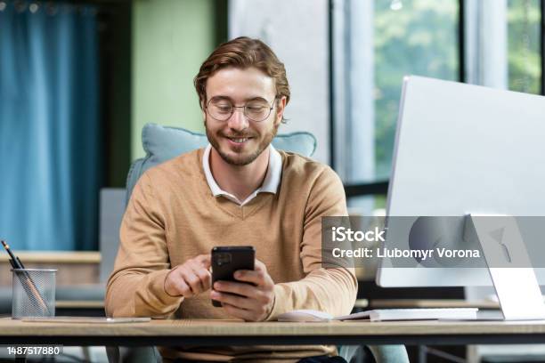 Seorang Freelancer Muda Programmer Bekerja Dari Rumah Duduk Di Meja Dan