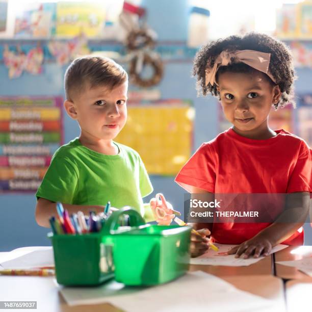 Dos Niños En Edad Preescolar Aprenden Y Crecen Activamente En Un