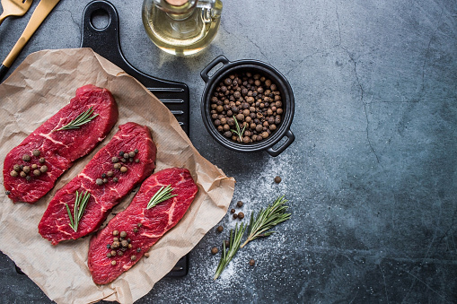 Daging Segar Steak Daging Sapi Mentah Dengan Rosemary Dan Rempahrempah