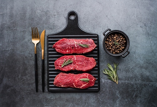 Daging Segar Steak Daging Sapi Mentah Dengan Rosemary Dan Rempahrempah