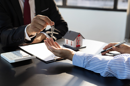 Photo Libre De Droit De Agent Immobilier Remettant Les Clés De La