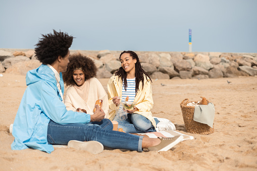 Photo Libre De Droit De Famille Afroaméricaine Déjeunant À La Plage