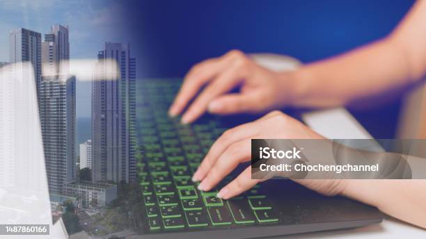 Tangan Pengusaha Wanita Mengetik Pada Keyboard Komputer Dengan