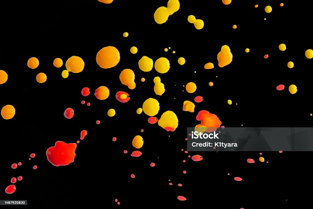 Bintikbintik Cat Kuning Dan Merah Pada Latar Belakang Hitam Percikan