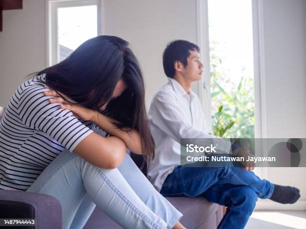 다툼 후 말하지 않는 사랑의 커플 잠겨 있는 속상한 여자는 기분이 상하고 관계의 문제에 대해 생각합니다 배경에 앉아 있는 화가