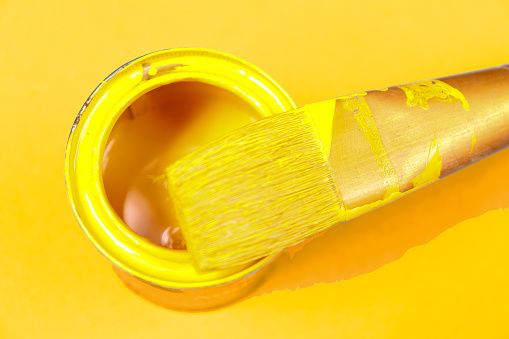 Cat Kuning Dan Kuas Cat Kuning Dengan Warna Backround Kuning Foto Stok