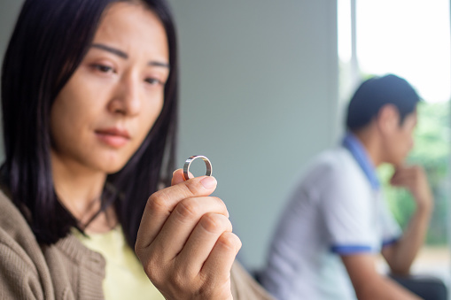Pasangan Memiliki Masalah Hubungan Istri Memegang Cincin Kawin Foto ... Pasangan Memiliki Masalah Hubungan Istri Memegang Cincin Kawin Foto ...