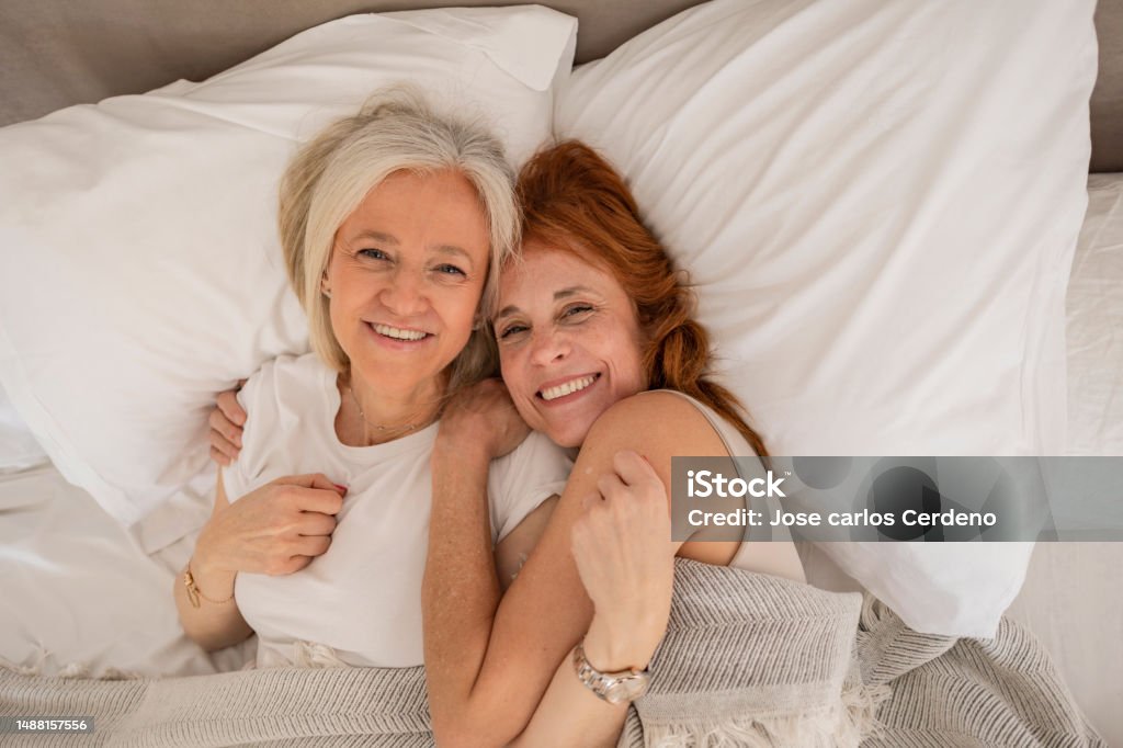 Due Donne Lesbiche Mature Che Sono Una Coppia Sono A Letto Felice Vista