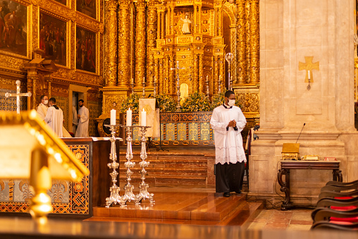 Foto De Padres Católicos São Vistos Dentro De Casa Durante Missa De