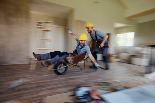 Pekerja Manual Yang Ceria Bersenangsenang Selama Proses Renovasi Dengan ... Pekerja Manual Yang Ceria Bersenangsenang Selama Proses Renovasi Dengan ...