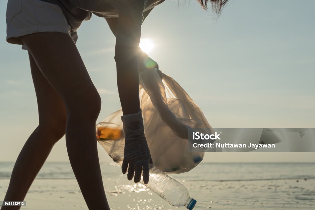 Hemat Lautan Relawan Memungut Sampah Sampah Di Pantai Dan Botol Plastik