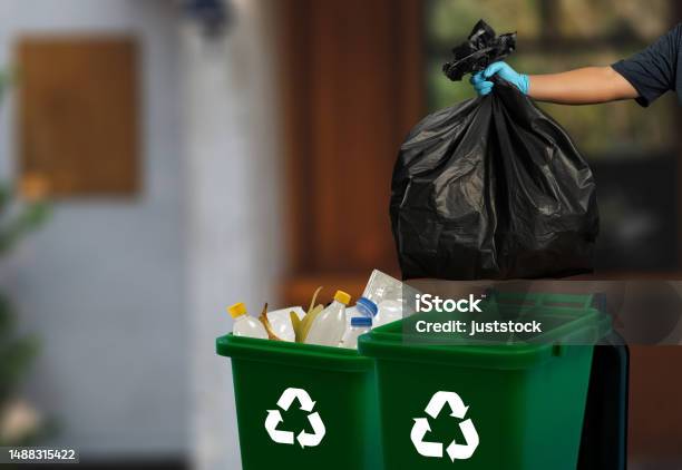 Orang Memegang Kantong Sampah Ke Tempat Pembuangan Sampah Lingkungan