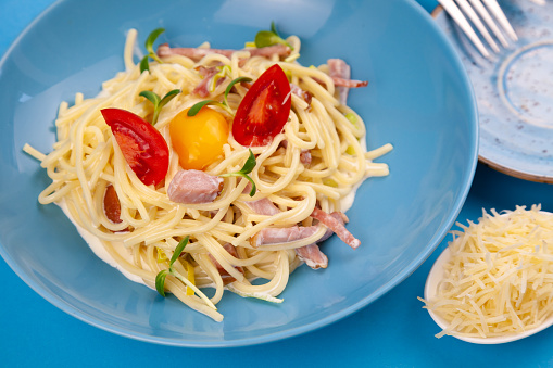Pasta Dengan Keju Dan Telur Bacon Dan Tomat Microgreens Makanan Di
