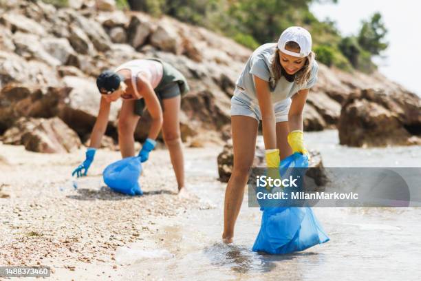 Relawan Perempuan Membersihkan Pantai Laut Dari Tempat Sampah Foto Stok