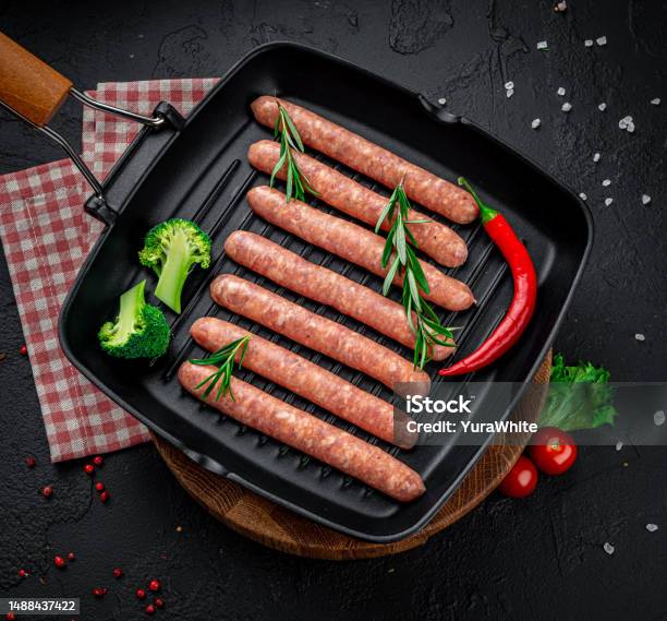 Sosis Daging Mentah Di Atas Wajan Panggangan Persegi Dengan Bumbu Dan