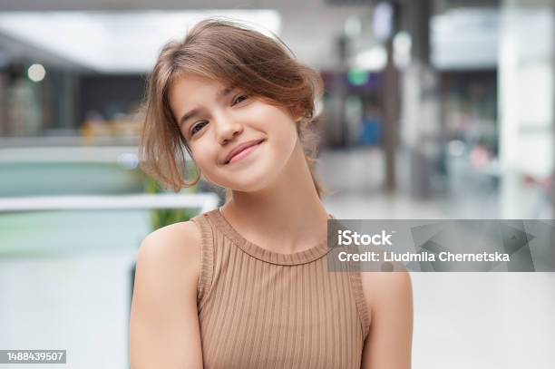 Potret Gadis Remaja Cantik Di Pusat Perbelanjaan Foto Stok - Unduh ... Potret Gadis Remaja Cantik Di Pusat Perbelanjaan Foto Stok - Unduh ...