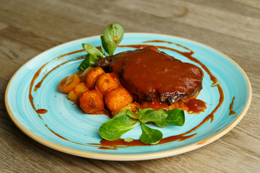 Daging Sapi Panggang Rib Eye Dengan Kentang Dan Sayuran Foto Stok