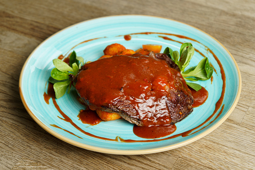Daging Sapi Panggang Rib Eye Dengan Saus Kentang Dan Sayuran Foto Stok