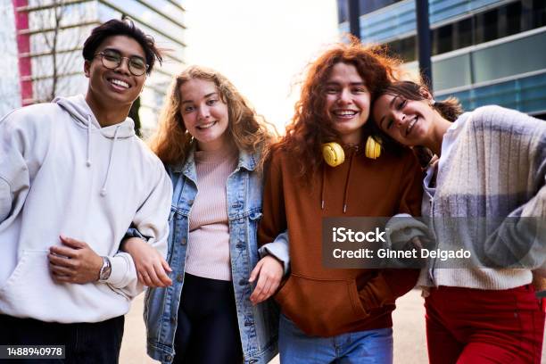 Potret Kelompok Siswa Erasmus Yang Bahagia Melihat Kamera Tersenyum Dan