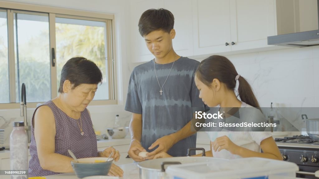 Nenek Asia Mengajari Cucu Remaja Lakilaki Dan Praremaja Perempuannya Cara Membuat Roti Uap Cina