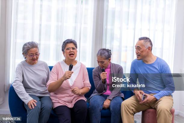Temanteman Senior Asia Yang Bahagia Bernyanyi Karaoke Di Sofa Di Ruang ... Temanteman Senior Asia Yang Bahagia Bernyanyi Karaoke Di Sofa Di Ruang ...