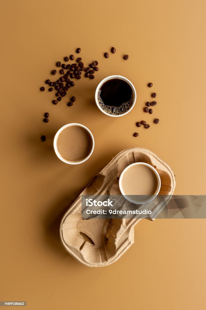 Berbagai Jenis Kopi Untuk Dimasukkan Ke Dalam Cangkir Kertas Dengan Tempat Cangkir Foto Stok