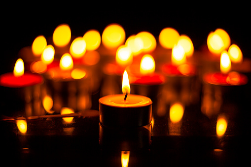 Lilin Makro Lilin Menyala Di Malam Hari Lilin Putih Menyala Dalam Gelap Foto Stok Unduh Gambar