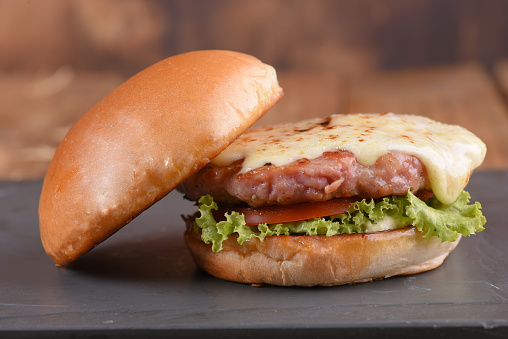 Foto De Sanduíche De Hambúrguer Com Queijo Derretido Alface Tomate
