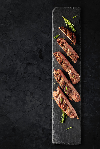 Steak Daging Sapi Ribeye Panggang Dengan Rosemary Di Atas Meja Batu Tua