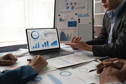 Kolaborasi Tim Bisnis Membahas Analisis Kerja Dengan Data Keuangan Dan