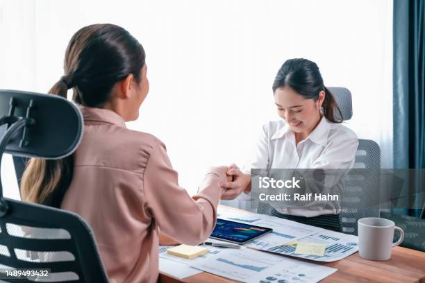 Dua Pengusaha Wanita Asia Berjabat Tangan Di Kantor Modern Dengan ... Dua Pengusaha Wanita Asia Berjabat Tangan Di Kantor Modern Dengan ...