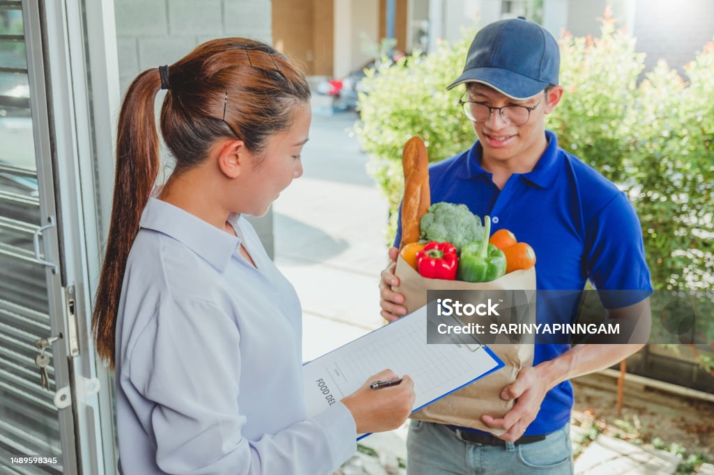 Konsep Pengiriman Makanan Wanita Asia Tangan Menerima Tas Makanan Buah